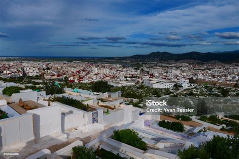 Tetouan 지중해와 Rif 산을 배경으로 한 메디나 위의 무슬림 묘지 모로코 0명에 대한 스톡 사진 및 기타 이미지 0명 Maqbara 구도시 Istock