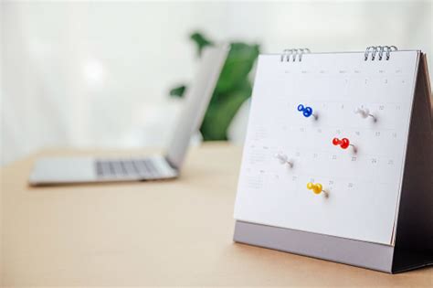 테이블에 달력 책상 장소 플래너에 대한 데스크탑 캘린더는 나무 사무실 테이블에 의제 시간표 약속 조직 관리 각 날짜 월 및 연도를 계획합니다 캘린더 개념입니다 농구 팀