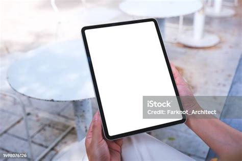 야외에서 빈 흰색 데스크톱 화면으로 디지털 태블릿을 들고있는 여성의 모형 이미지 35 39세에 대한 스톡 사진 및 기타 이미지 35 39세 가정 생활 공란 Istock