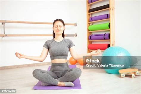 Gadis Melakukan Latihan Untuk Yoga Di Gym Senam Duduk Dalam Posisi