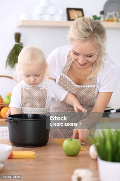 행복 한 엄마와 딸이 부엌에서 요리입니다 모두 함께 가족 재미 시간 지출 개념 2명에 대한 스톡 사진 및 기타 이미지 2명 가정 생활 가정 주방 Istock
