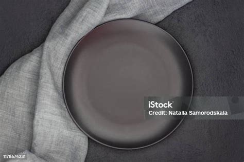 돌 테이블 상단보기에 검은 접시 칼붙이와 냅킨 테이블 설정 0명에 대한 스톡 사진 및 기타 이미지 0명 개념 개념과 주제 Istock