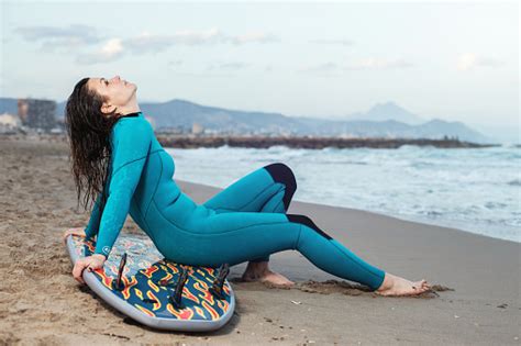 모래 해변에서 보드와 함께 걷고 서퍼 소녀 서퍼 여성 해변에서 아름다운 젊은 여자 수상 스포츠 건강한 활동적인 라이프스타일 여름