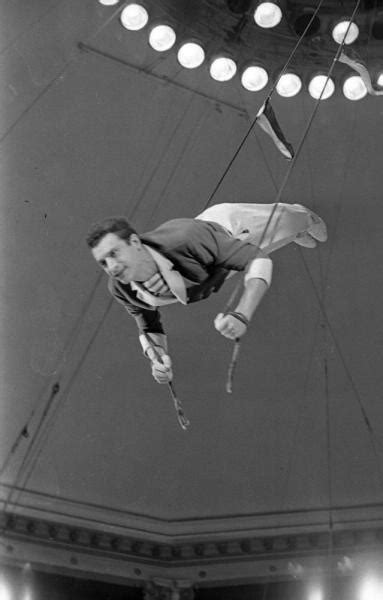 Фото Цирк Номер воздушного гимнаста 1950 1951 г Москва История России в фотографиях