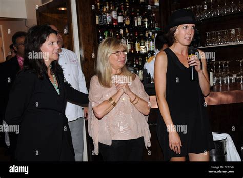 Nancy Sinatra Poses With Her Daughters Aj Lambert And Amanda Erlinger Come Fly With Us A