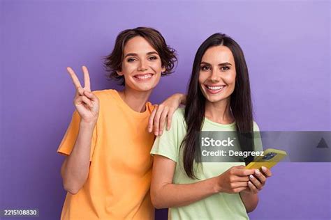 귀여운 반짝이는 숙녀의 사진 티셔츠 메시지 작성 현대 가제트 V 기호 고립 된 바이올렛 색상 배경을 보여주는 사진 2명에 대한 스톡 사진 및 기타 이미지 Istock