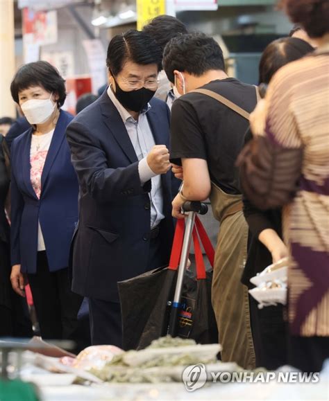 서울연합뉴스 서강석 송파구청장이 추석을 앞두고 31일 오후 새마을 전통시장을 연합뉴스