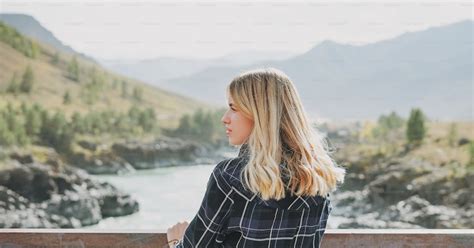 알타이 산맥의 카툰 강에 있는 Horochowski 다리에 드레스를 입은 젊은 금발 여자 사진 Unsplash의 산길 이미지