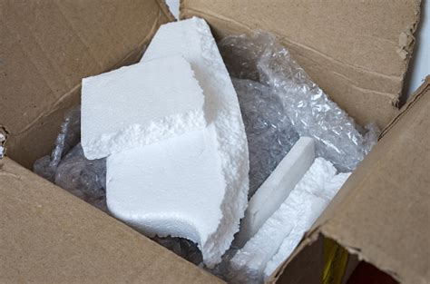 플라스틱 랩과 스티로폼 조각으로 포장 된 상품이있는 골판지 배송 상자를 엽니 다 폴리스티렌에 대한 스톡 사진 및 기타 이미지 폴리스티렌 포장 포장 폼 Istock