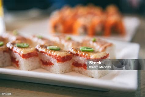 일본의 고급 일식 레스토랑에서 룩스 스시 플레이트 접시 아부리 오시 초밥 을 의미하는 불꽃 그을린 양말 연어 물고기 상자 위에 식초 쌀 오사카 지역 여행 음식에 대한 스톡