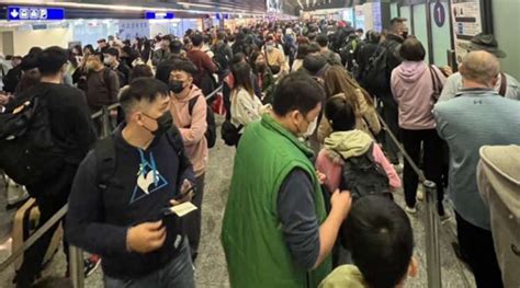 桃機超扯畫面曝！通關人龍從樓上排到樓下 他怒：太丟臉 生活 中時新聞網