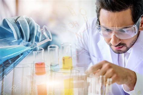 코카서스 과학자 맨 랩 기술 서비스는 화학 실험실 배경 과학 실험실 연구 및 실험실 개발 개념에서 실험실 유리 제품 및 테스트 튜브와 액체 샘플을 관찰 2명에 대한 스톡