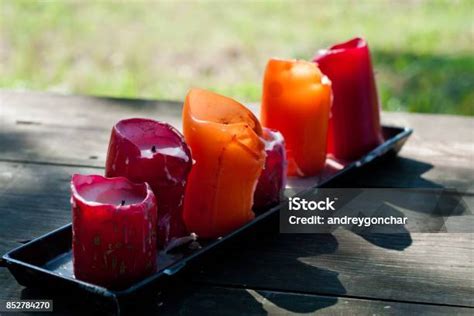 햇빛 인공 촛불 조명 정원 장식의 광선에 정원에서 오래 된 시골풍 테이블에 서 서 세라믹 스탠드에 여러 멀티 컬러 대형 왁 스 양 초 0명에 대한 스톡 사진 및 기타 이미지