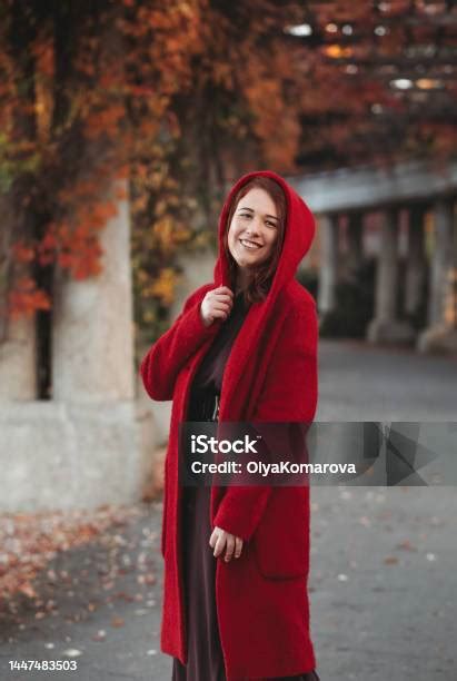 가을에 부르고뉴 캐주얼 코트를 입은 우아한 젊은 여성 귀여운 모델은 화려한 나무와 낙엽 사이로 황금빛 가을에 공원을 걷습니다 가을 산책 다채로운 자연 가을에 대한 스톡 사진