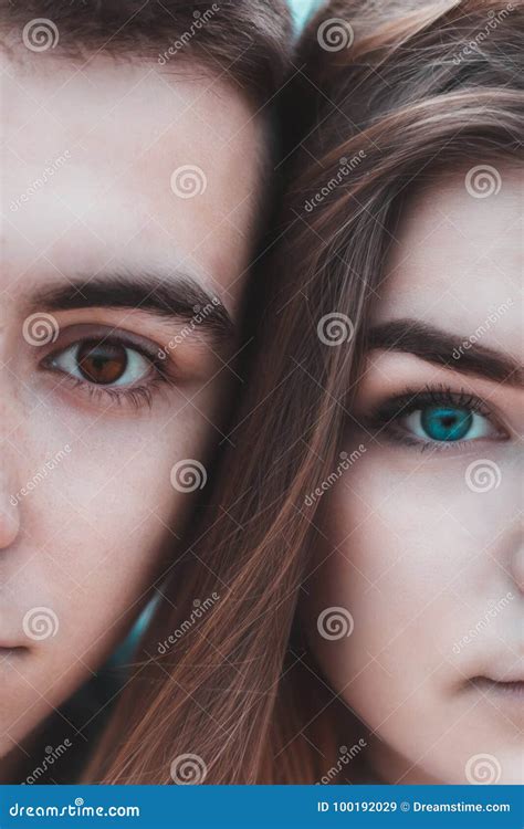 Ragazza E Tipo Faccia A Faccia Immagine Stock Immagine Di Faccia Lusso