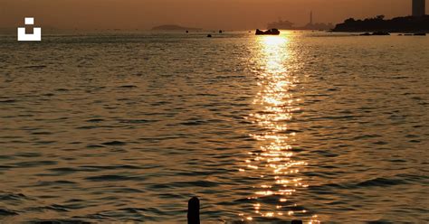 해질녘 바다에 떠 있는 보트 사진 Unsplash의 무료 샤먼 이미지