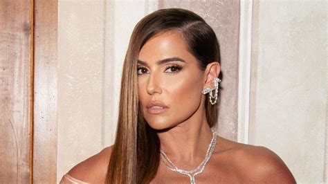 Nua Deborah Secco Para A Web Com V Deo Em Que Aparece Como Veio Ao Mundo Sereiando