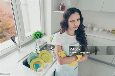 그녀의 그녀의 좋은 사랑 스러운 매력적인 아름 다운 자극 짜증 게으른 물결 모양의 머리 집아내 통 통하게 살 찐 입술은 현대 밝은 흰색 인테리어에 손을 더러운 접시 더미의