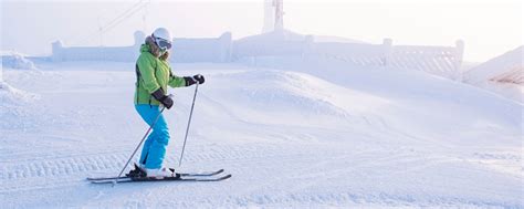 스키를 하는 소녀 스키어는 산 꼭대기에서 미끄러져 나옵니다 라플란드의 스키 리조트에서 일출 스키에 대한 스톡 사진 및 기타