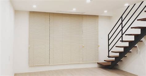 Breathesumofficial 복층계단이 거실을 침해한 구조예요 구조상 커튼을 할수없어 블라인드중 베이지색 우드블라인드 시공했어요 경기도광주커튼