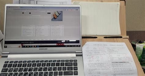 사무실 책상 데스크 셋업 세리에매니아