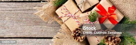 친환경 공예 용지에 크리스마스 선물 상자 나무 테이블에 나무 상자에 선물 친환경 선물 포장 복사 공간을 참조하십시오 배너 12