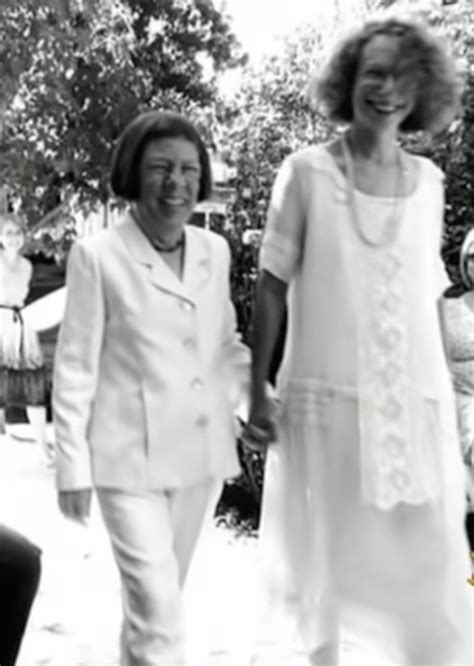 Linda Hunt Met Her Partner Before Fame And Everything We Know About Them Bright Side