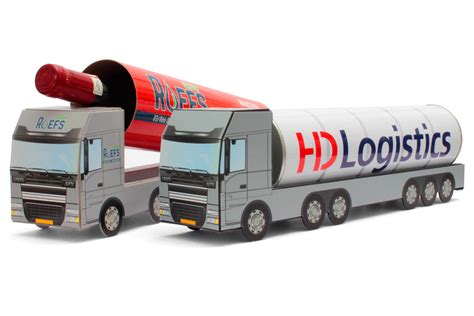 Vrachtwagens van golfkarton. Een perfect 'logistics' relatiegeschenk