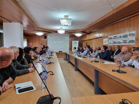 Българският фермерски съюз съвместно с експерти на Министерство на земеделието запознава заетите