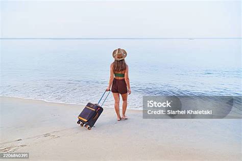 해변에 여행 가방을 가진 소녀 여행자 관광객 여행 준비 휴가 개념 해변 휴가 및 바다에서의 레크리에이션 30 34세에 대한 스톡 사진 및 기타 이미지 Istock