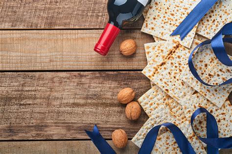 마자 붉은 코셔와 호두 오래된 나무 소박한 배경에 전통 의식 유대인 빵 유월절 음식 유월절 축하 개념의 페사흐 유대인 휴일 유월절 만찬에 대한 스톡 사진 및 기타 이미지