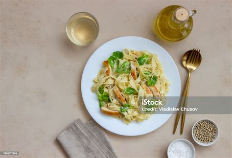 치킨을 곁들인 이탈리안 페투치니 알프레도 파스타 국가 요리 건강한 식생활 건강한 식생활에 대한 스톡 사진 및 기타 이미지 건강한 식생활 고기 닭 가슴살 Istock