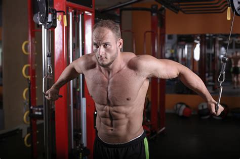 남자는 체육관에서 보디 빌딩에 종사 하 고 바 벨을 리프트 하 고 그의 근육을 훈련 Practice Drill에 대한 스톡 사진 및 기타 이미지 Practice