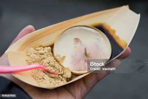 사쿠라 워터 드롭 떡 콩 가루와 갈색 설탕 시럽 전통적인 일본식 디저트 봄 시즌에 대 한 Washoku에 대한 스톡 사진 및 기타 이미지 Washoku 건강한 생활방식