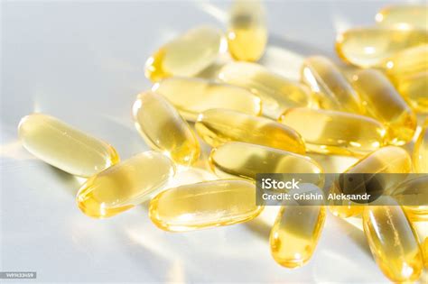 흰색 바탕에 생선 기름 오메가 3 비타민 D 노란색 보충 젤 캡슐 매크로 샷 0명에 대한 스톡 사진 및 기타 이미지 0명 건강관리와 의술 건강한 식생활 Istock