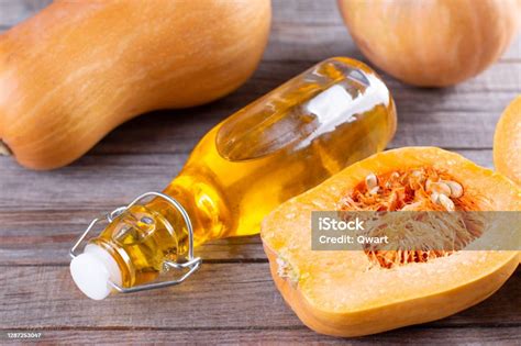 호박과 건강한 호박 씨 오일을 테이블에 전통적인 오일 변경 건강관리와 의술에 대한 스톡 사진 및 기타 이미지 건강관리와 의술 건강한 생활방식 건강한 식생활 Istock