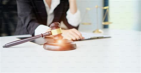 판사는 문서를 작성하는 변호사가 있는 법무부 변호사와 함께 망치를 칩니다 법률 법률 조언 및 정의 개념 사진 Unsplash의 법원 이미지