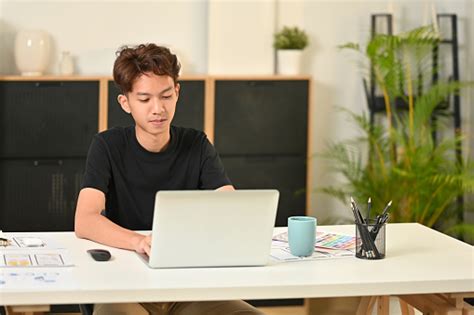 젊은 남성 웹 개발자는 사무실에서 휴대 전화에 대 한 응용 프로그램 템플릿 레이아웃 프레임 워크를 계획합니다 18 19세에 대한 스톡 사진 및 기타 이미지 Istock