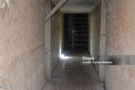 Sneferu 왕의 구부러진 피라미드의 내부 통로에 대한 세부 사항 이집트의 초기 피라미드 개발의 독특한 예 고대 석회암의 광기 0명에 대한 스톡 사진 및 기타 이미지