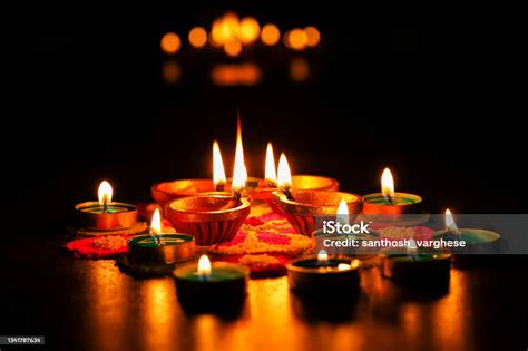 디왈리 축하 인도 축제 조명 디야 오일 램프와 색상 랑골리 장식 밝은 다채로운 꽃 Festival Of Lights Berlin에 대한 스톡 사진 및 기타 이미지