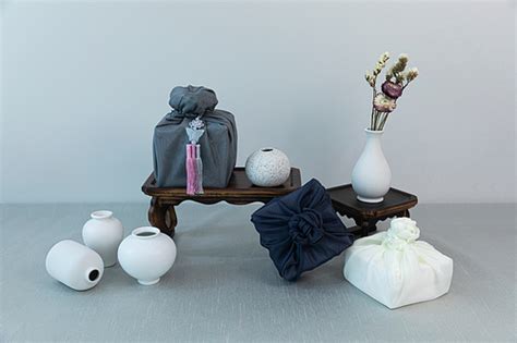 유토이미지 명절선물오브젝트 보자기와 소반 도자기 모음 사진 이미지