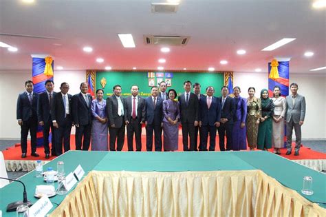 រដ្ឋមន្ត្រីក្រសួងរ៉ែ និងថាមពល ដឹកនាំសហការីមកកាន់វិមានរដ្ឋសភា