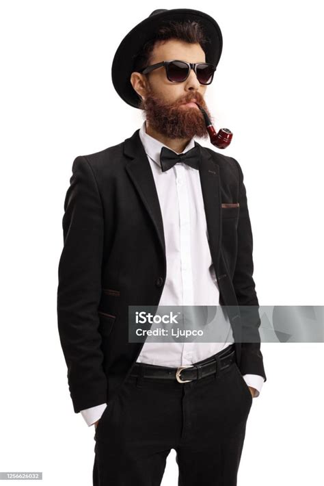 검은 페도라 모자를 쓰고 파이프를 피우는 수염을 기르는 남자 담배 파이프에 대한 스톡 사진 및 기타 이미지 담배 파이프