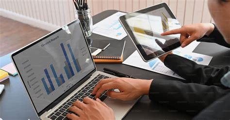 비즈니스 개발 팀은 컴퓨터 랩톱과 태블릿이 있는 현대적인 회의 테이블에서 새로운 비즈니스 프로젝트 결과에 대해 논의브레인스토밍합니다 사진 Unsplash의 기술 이미지