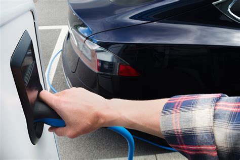 거리 역에 충전에 연결 된 현대 전기 자동차 신에너지 차량 친환경 자동차 대체 에너지 거리에 대한 스톡 사진 및 기타 이미지 거리 교통수단 급유 Istock