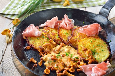 Resche Kartoffelpuffer Mit Pfifferlingen In Rahmsoße Und Südtiroler
