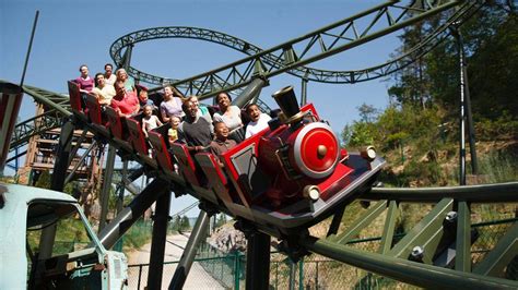 Dollywood Facts What Makes This Theme Park So Iconic