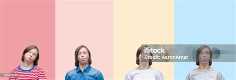 고립 된 다채로운 줄무늬 배경 만드는 물고기 얼굴 입술 고 우 스 꽝 스러운 제스처와 다운 증후군 여자 콜라주 재미 있는