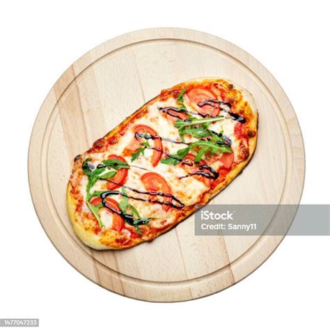 흰색 배경에 고립 된 나무 접시에 맛있는 피자를 제공합니다 파일에클리핑 경로가 포함되어 있습니다 레스토랑이나 피자 가게를위한