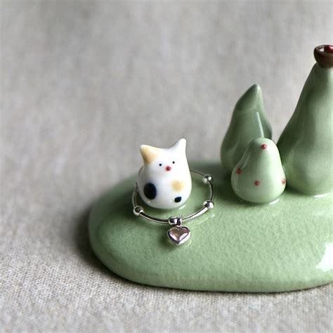 오월의 방울 빨간 열매와 삼색고양이 반지걸이 위시버킷